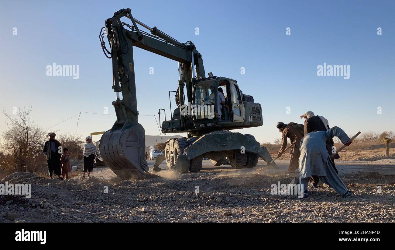(211214) -- KANDAHAR, Dec. 14, 2021 (Xinhua) -- Local people ...
