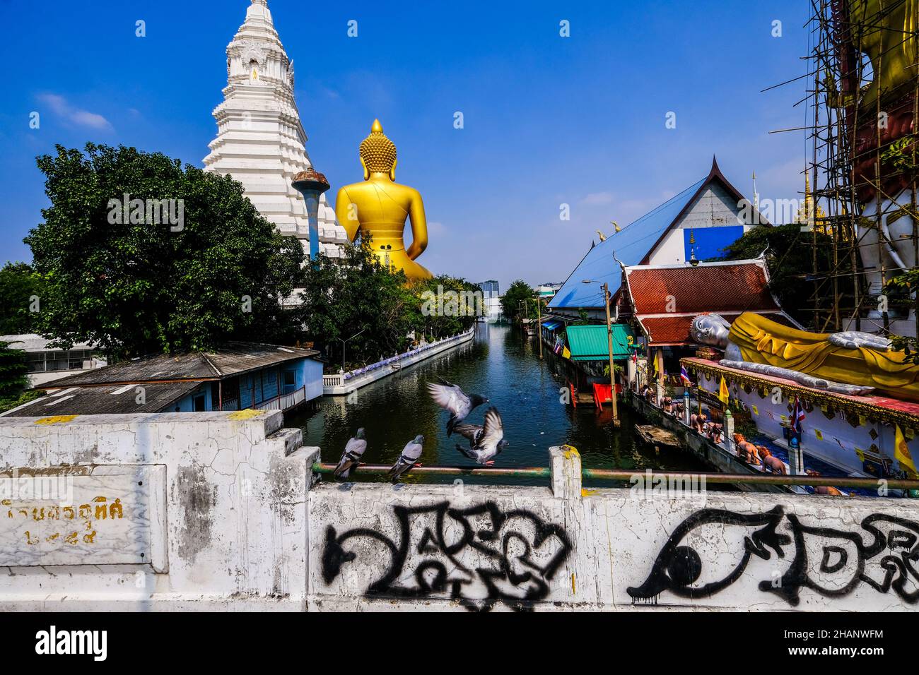 The giant buddha statue at Wat Paknam Phasi Charoen in Bangkok ...