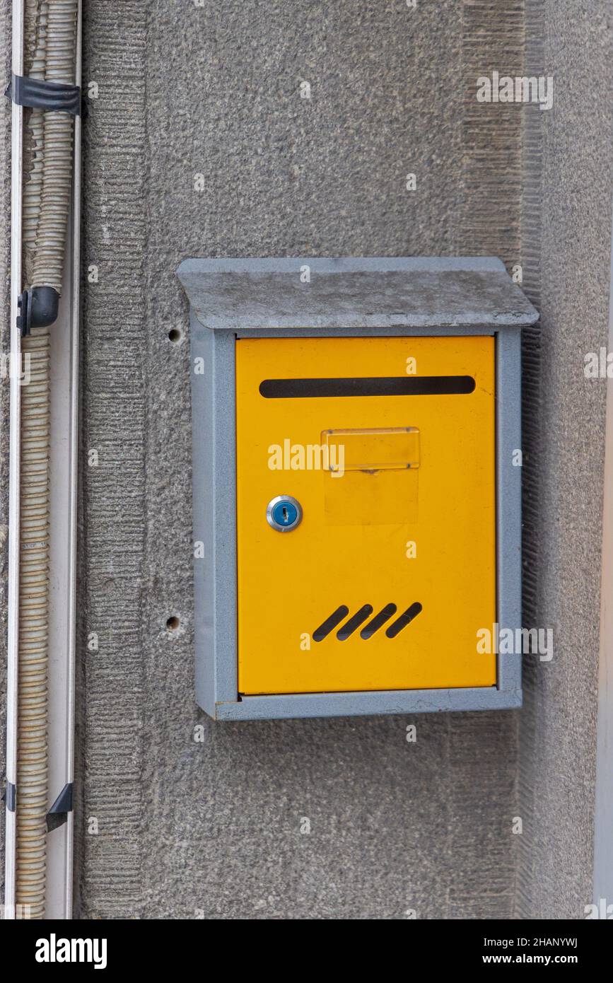 Mailbox mounted wall architecture hi-res stock photography and images ...