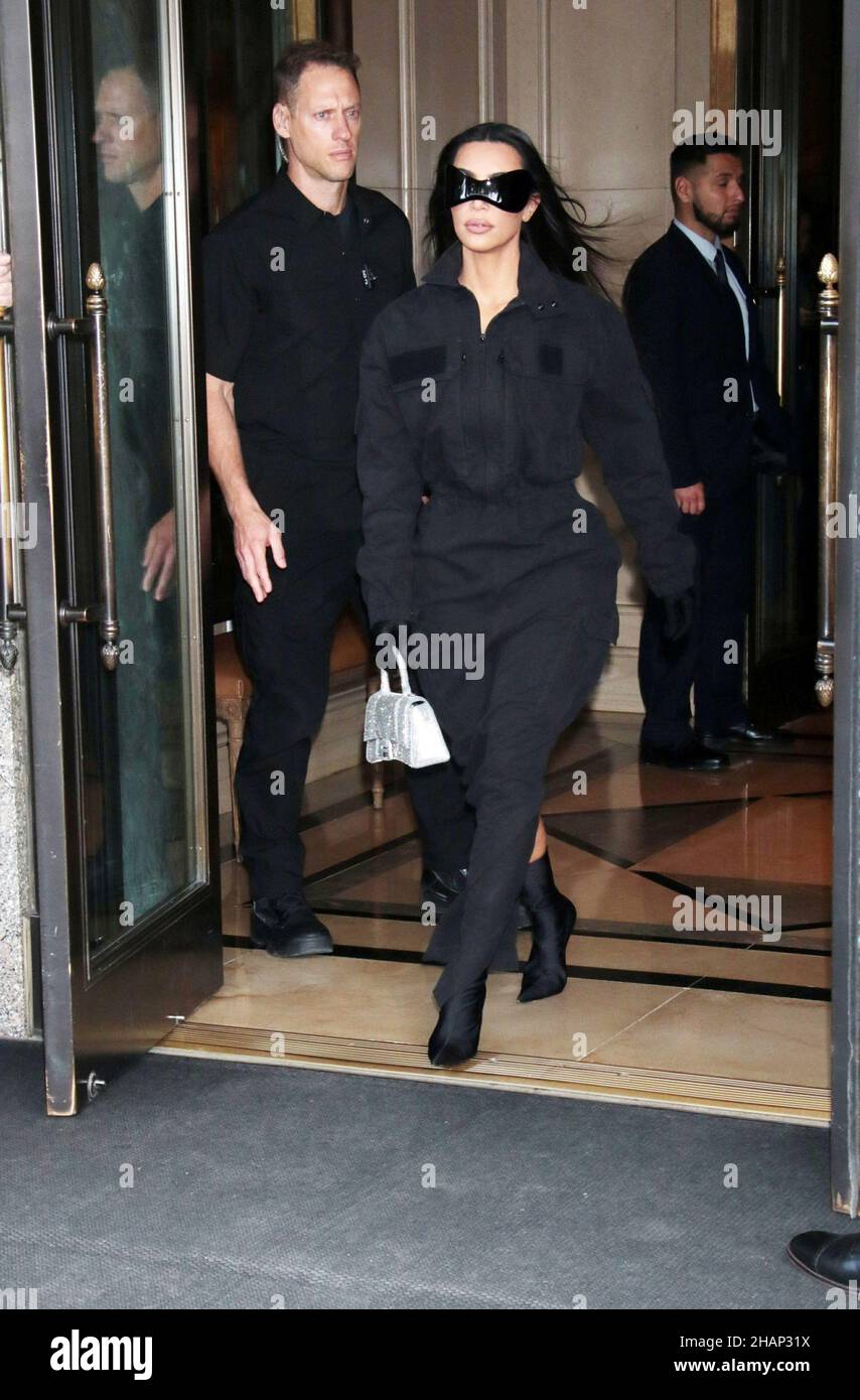 New York - NY - 20211102 Kim Kardashian wears an all-black ensemble and ...