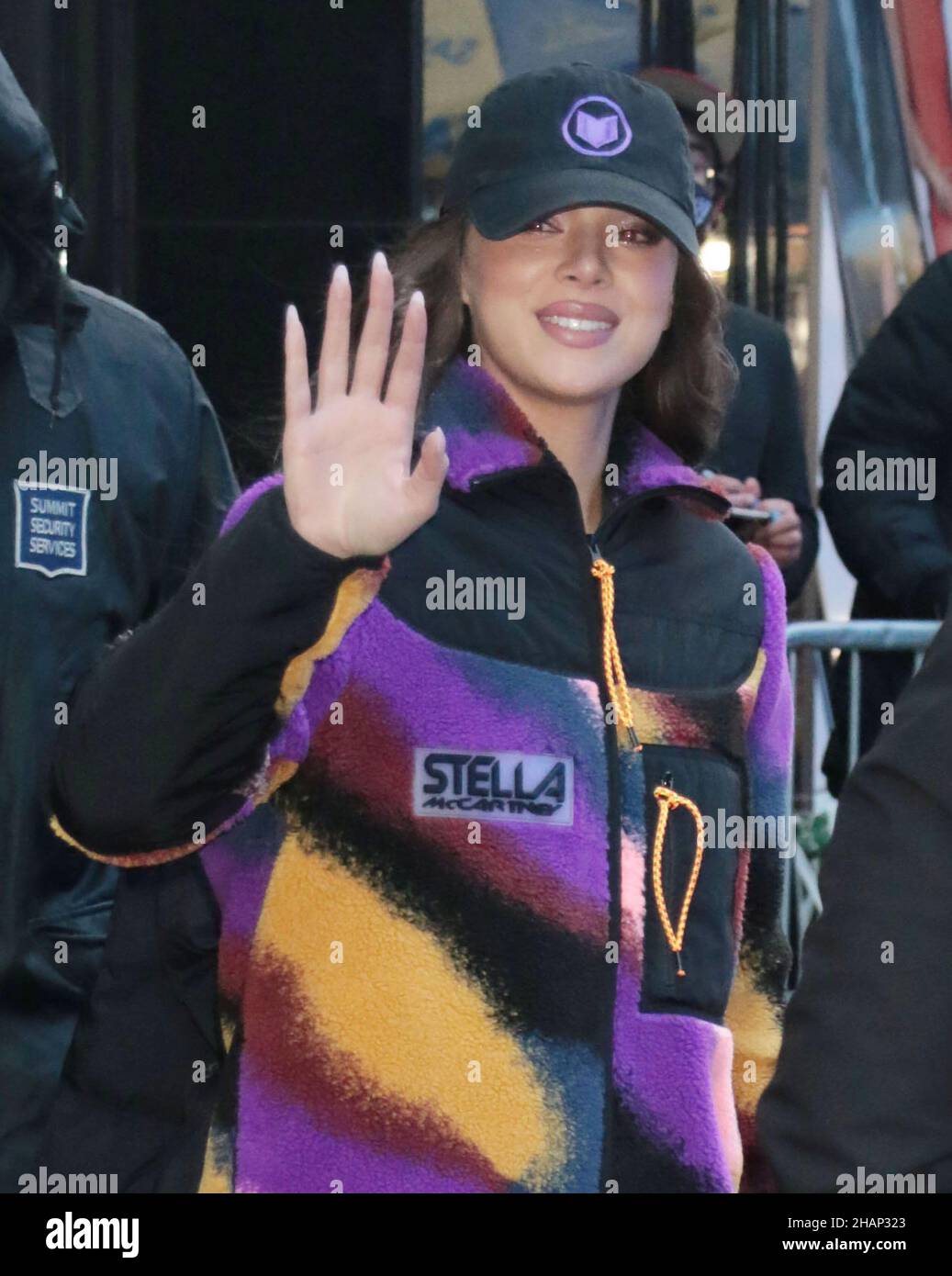 New York - NY - 20211124-Hailee Steinfeld on Good Morning America to ...