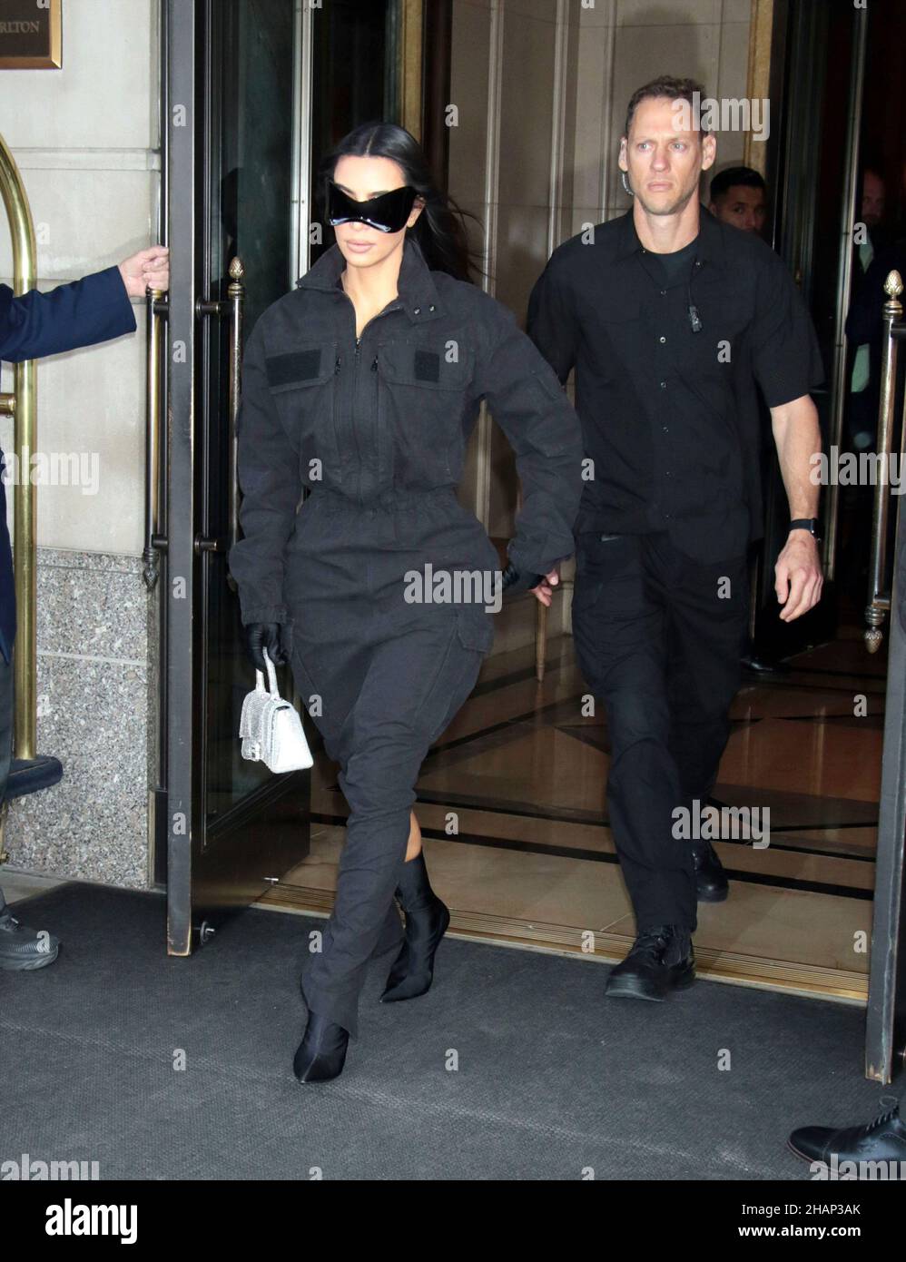 New York - NY - 20211102 Kim Kardashian wears an all-black ensemble and ...