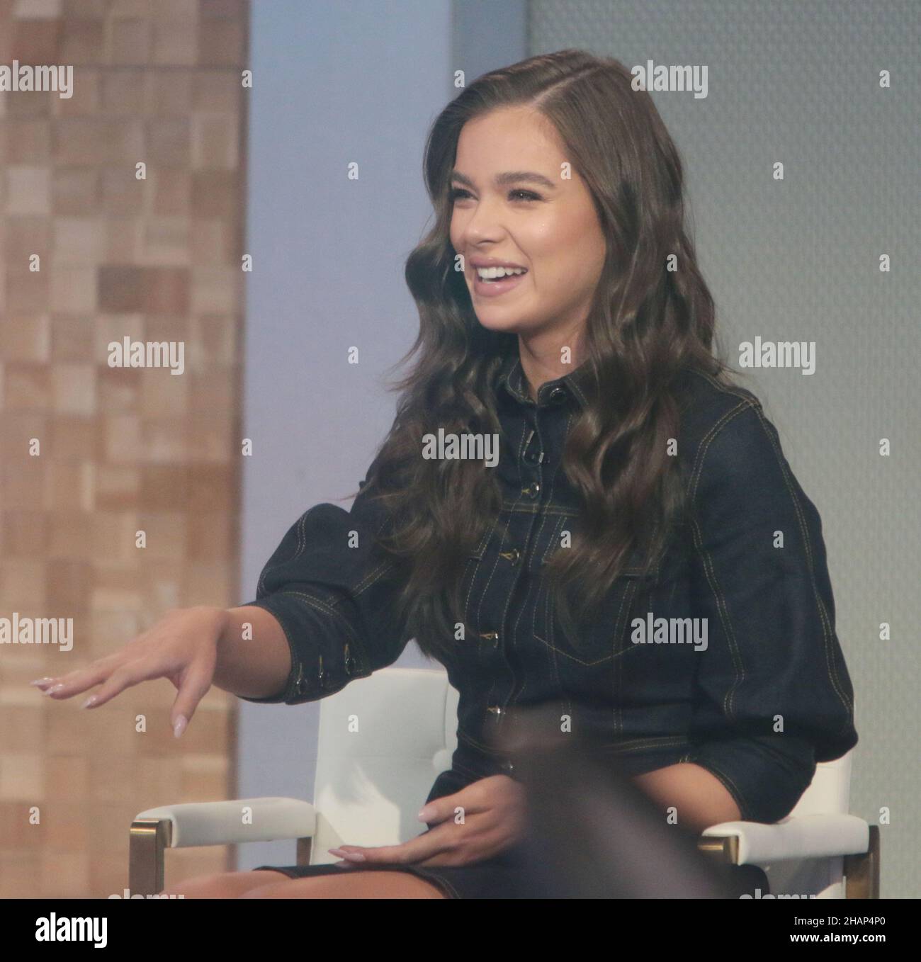 New York - NY - 20211124-Hailee Steinfeld on Good Morning America to ...