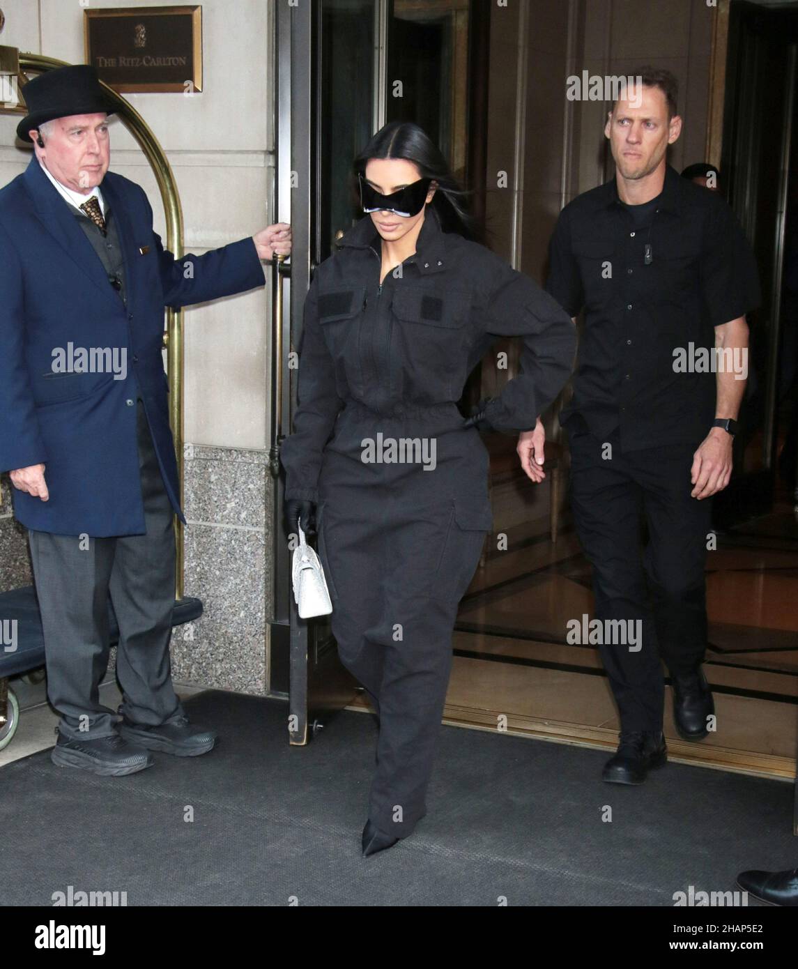 New York - NY - 20211102 Kim Kardashian wears an all-black ensemble and ...