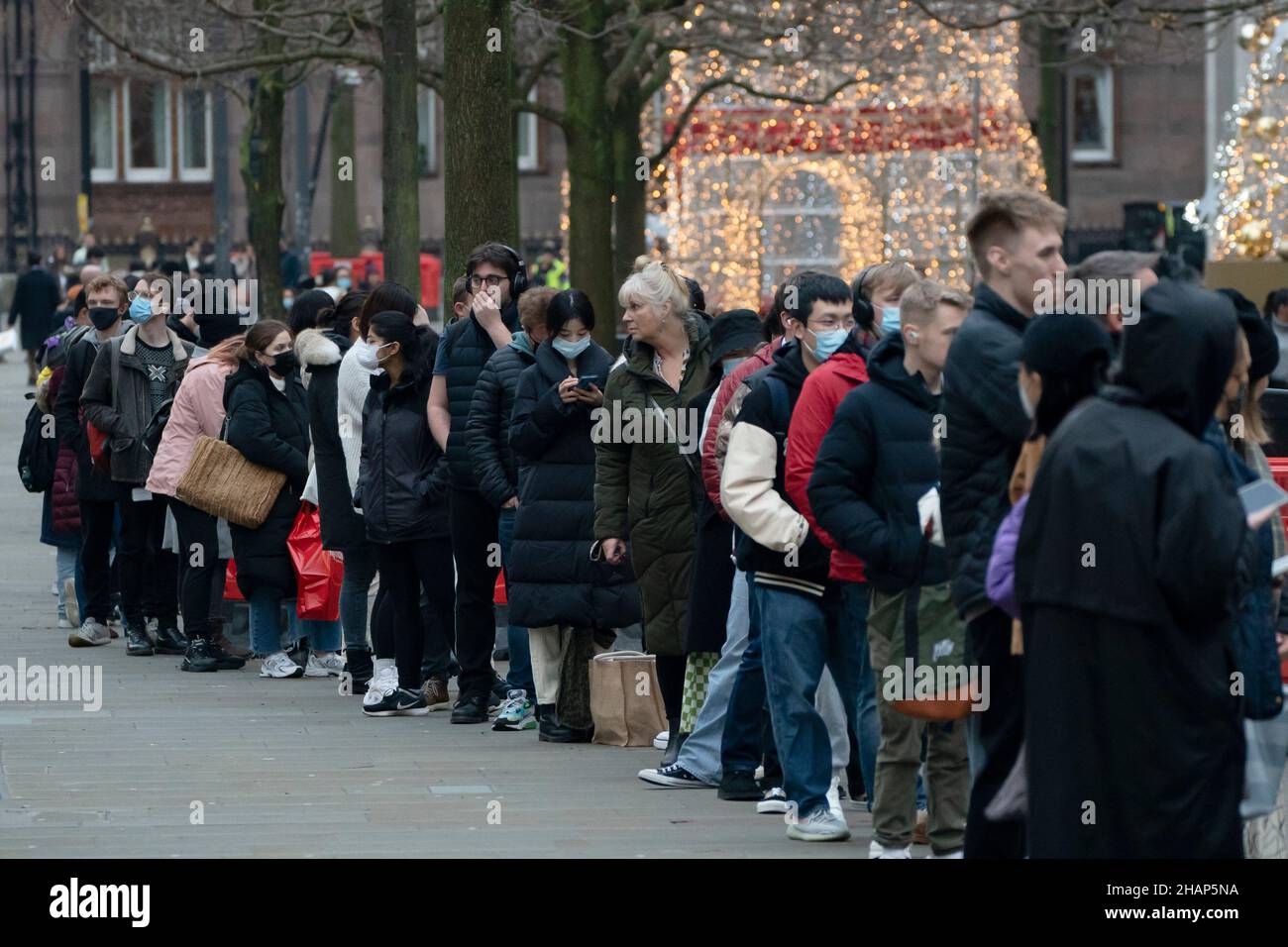 Queue england polite hi-res stock photography and images - Alamy