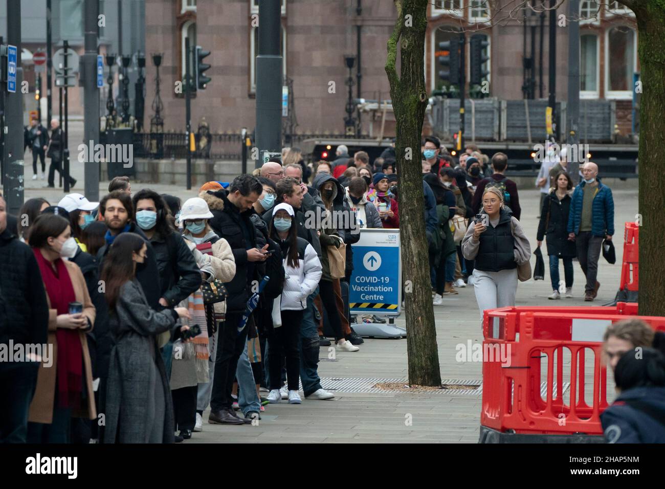 Queue england polite hi-res stock photography and images - Alamy