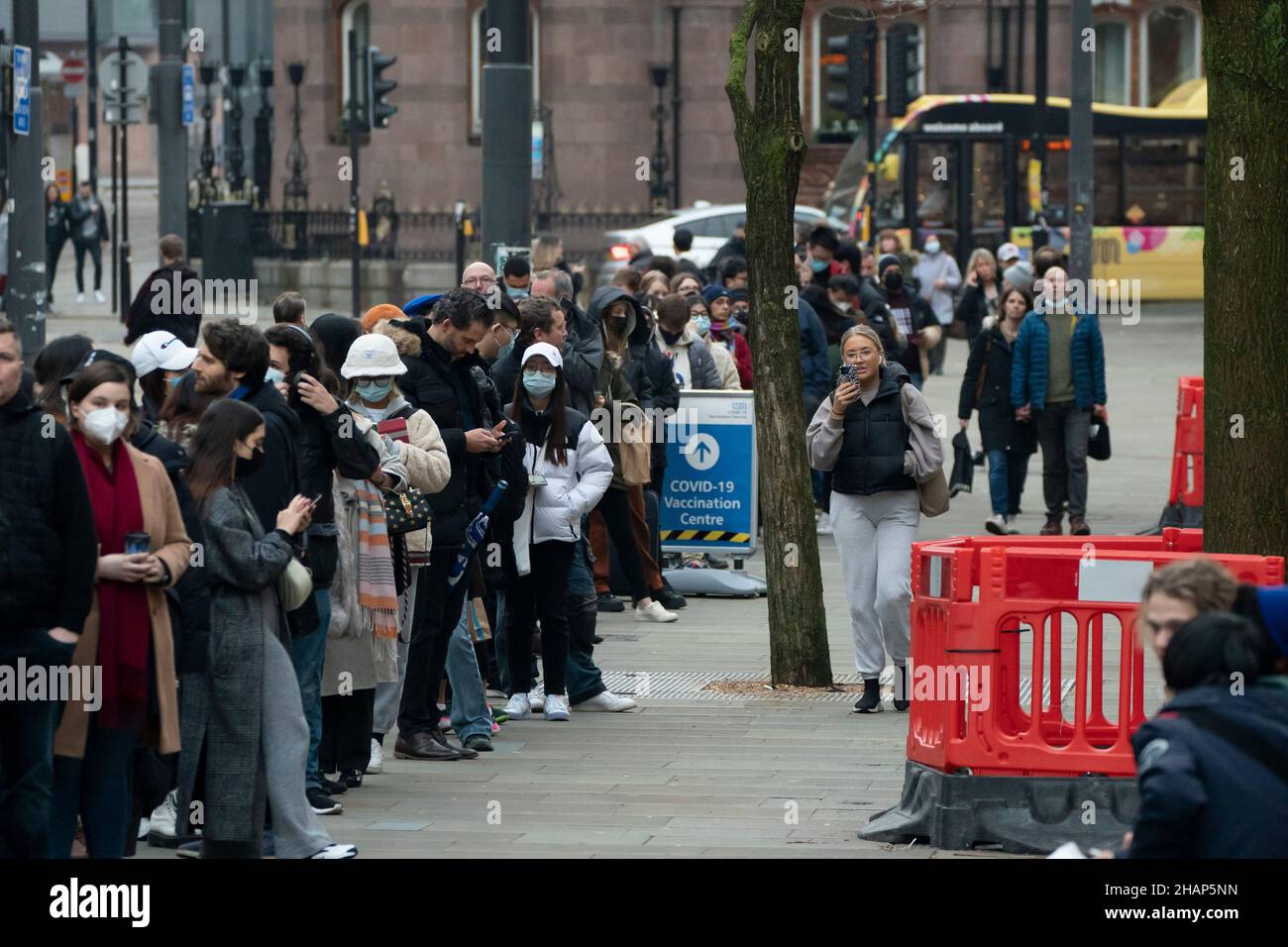 Queue england polite hi-res stock photography and images - Alamy