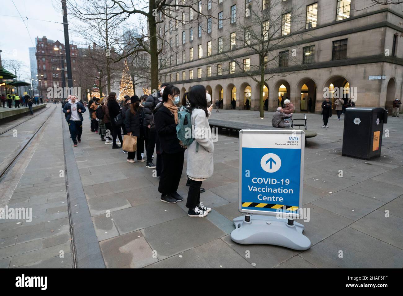 Queue england polite hi-res stock photography and images - Alamy