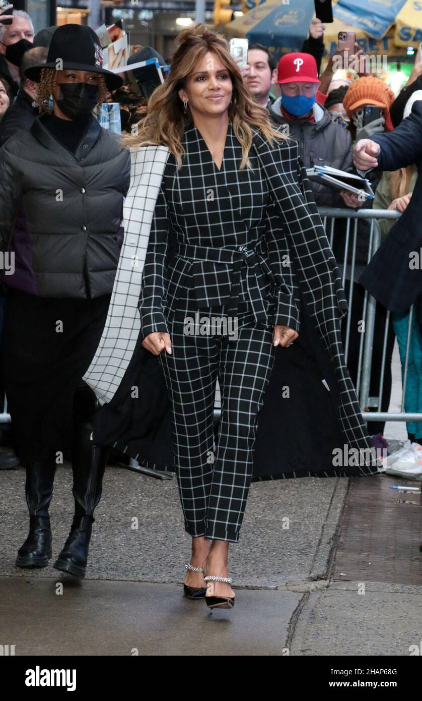 New York - NY - 20211122 Halle Berry arrives at Good Morning America where she is promoting her ...