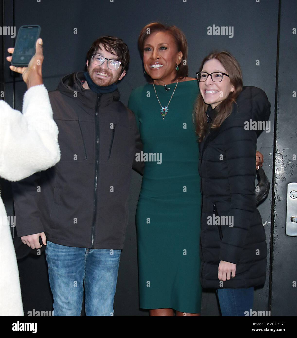 New York - NY - 20211118 Robin Roberts looks gorgeous in a long ...