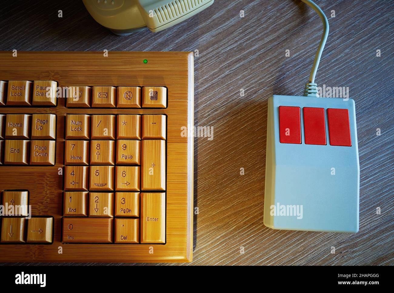 Vintage wooden keyboard with red mouse background Stock Photo - Alamy