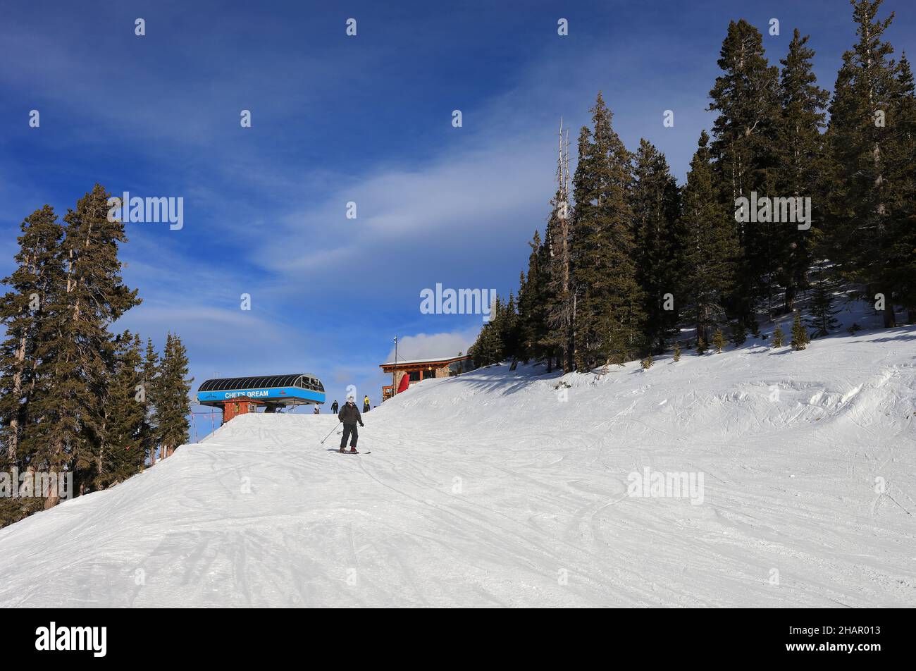 Skiing the snowy pistes Stock Photo - Alamy