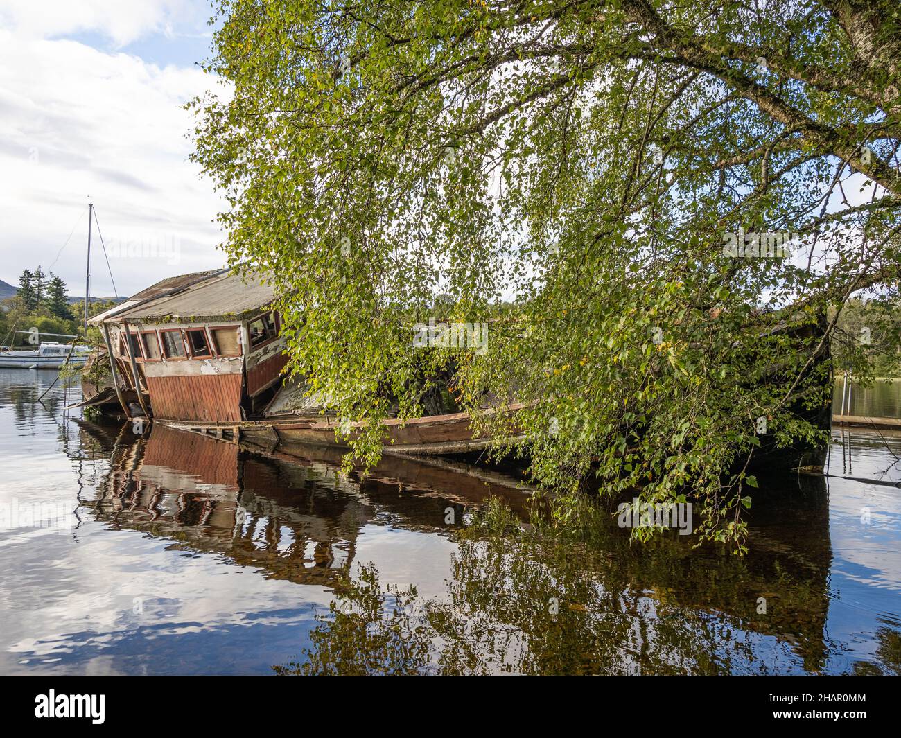 Hull sunk sinking shore beached morrmoored mooring walkway anchor ...