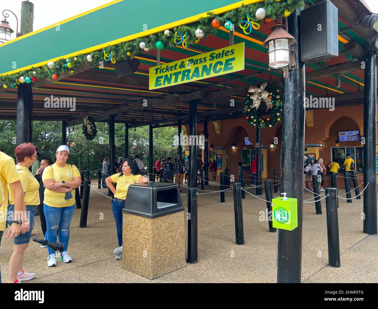 Tampa, FL USA - November 11, 2021: The lines of people at the entrance ...