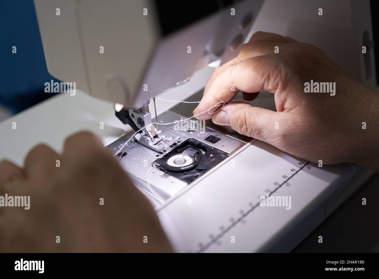 How is sewing machine works hi-res stock photography and images - Alamy