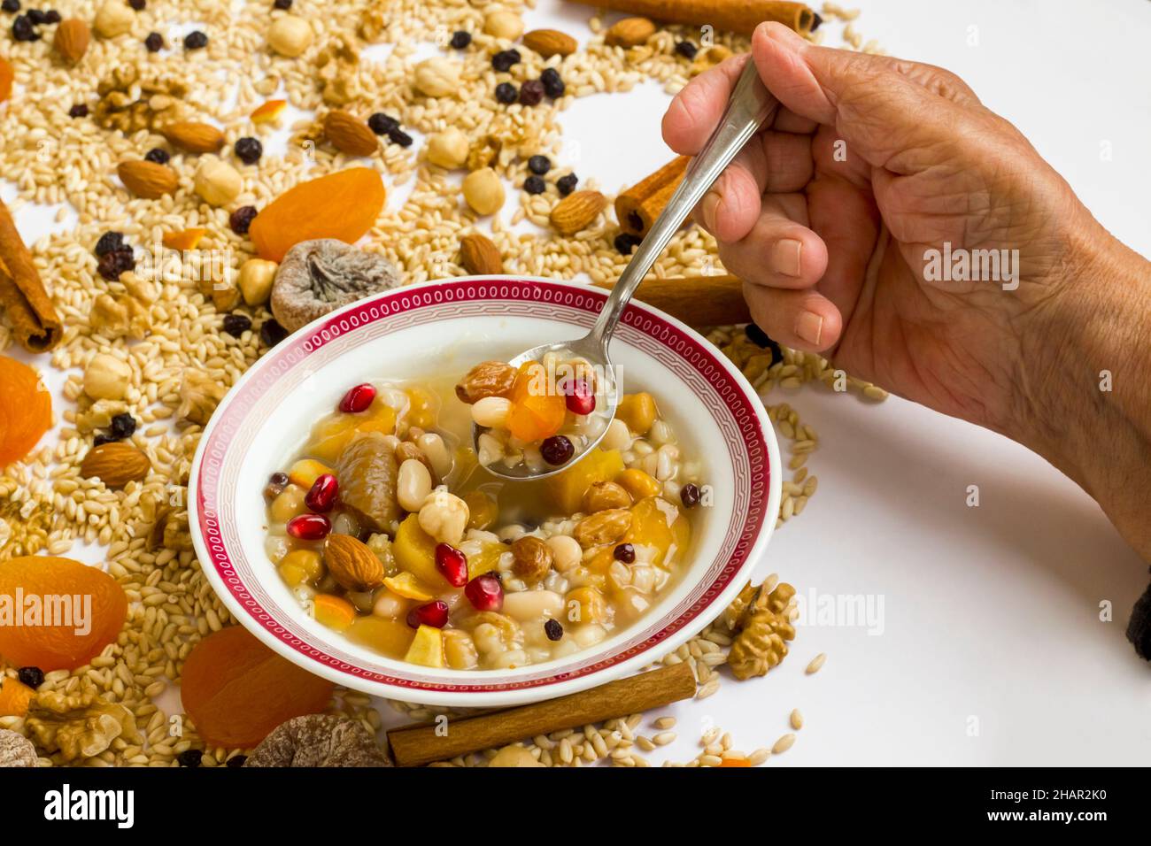 Eats seeds and nuts hi-res stock photography and images - Alamy