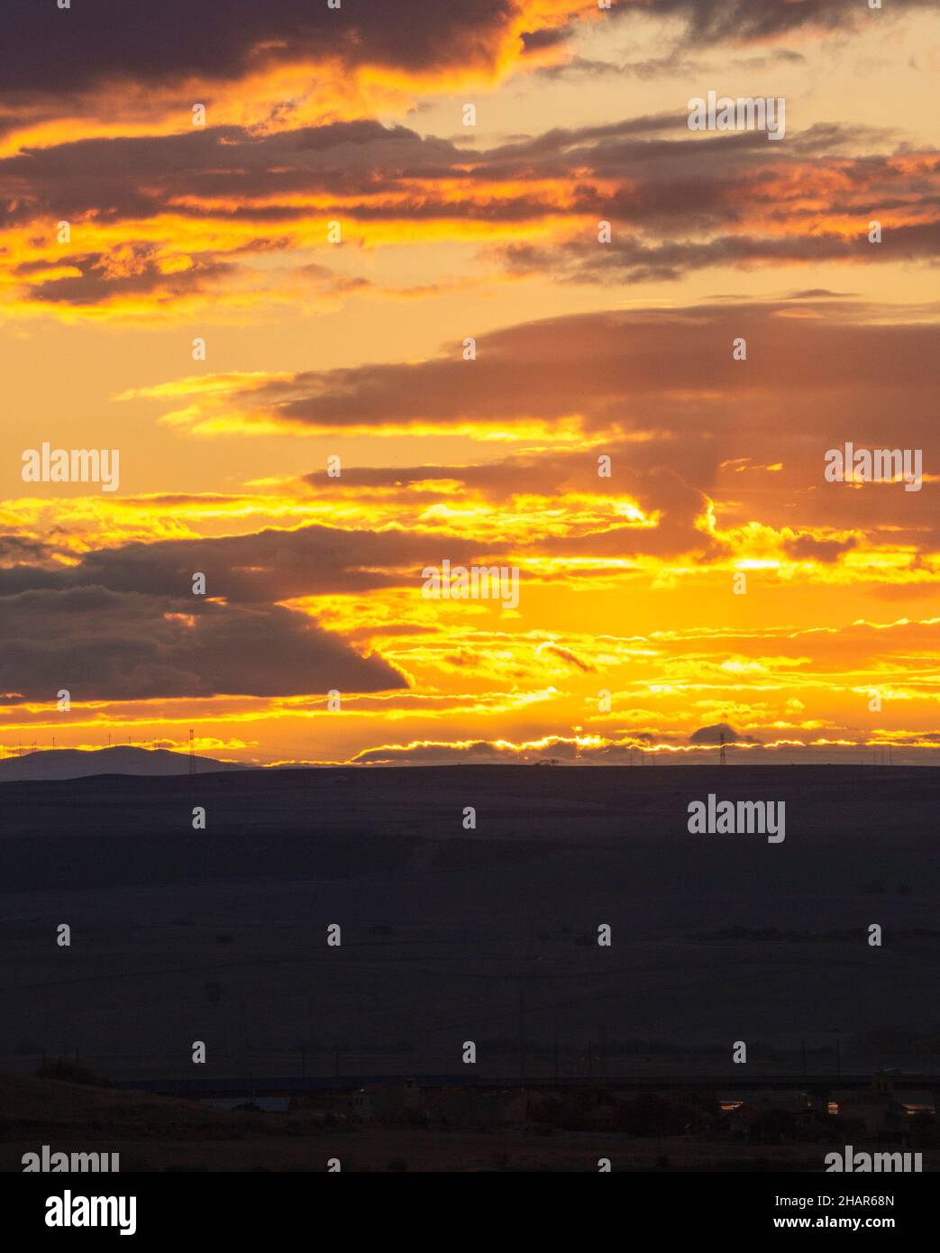 Yellow golden sunset landscape hi-res stock photography and images - Alamy