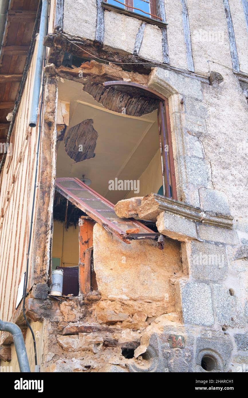 Broken facade from uninhabitable house Stock Photo - Alamy