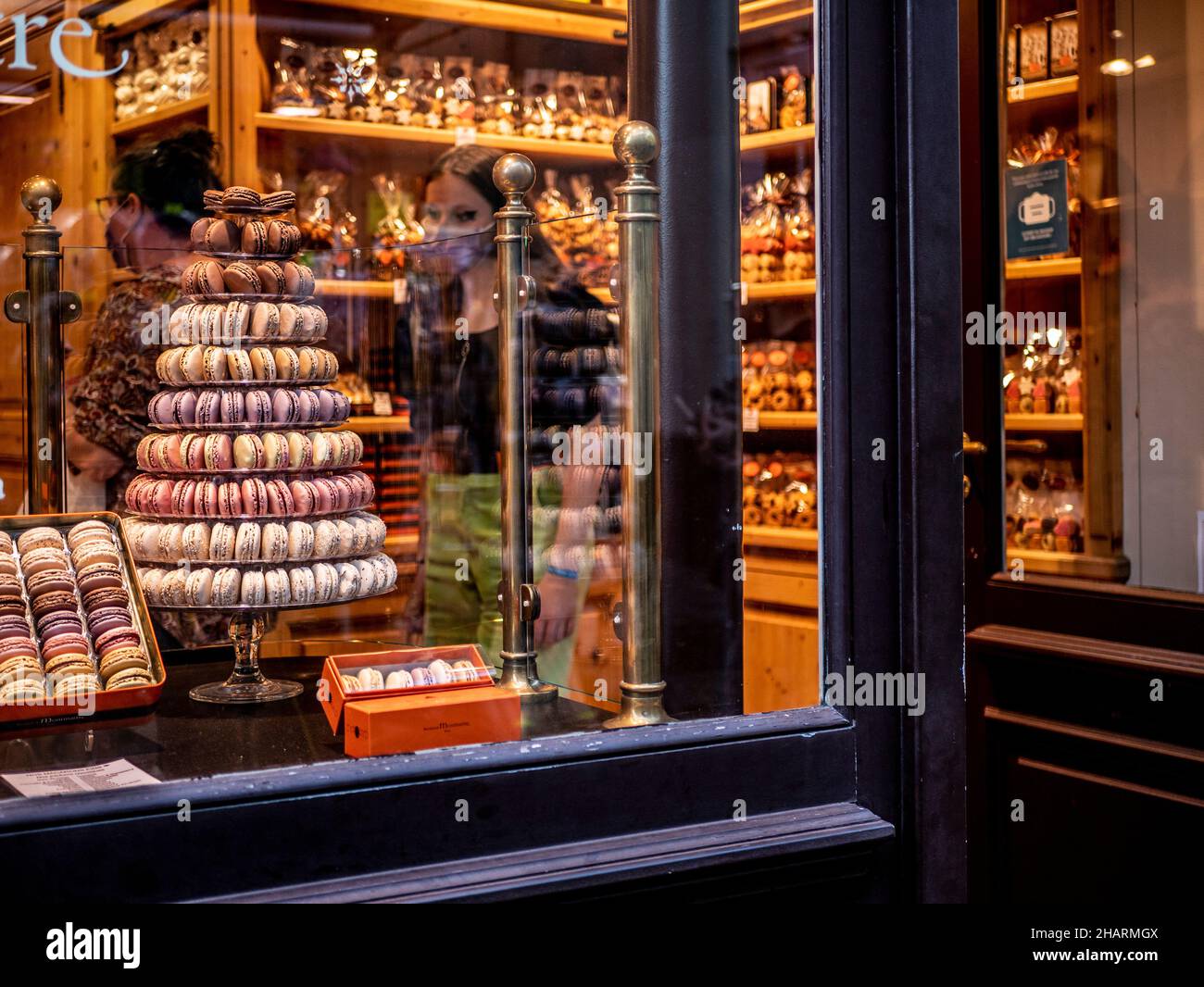 Macaron shop hi-res stock photography and images - Alamy