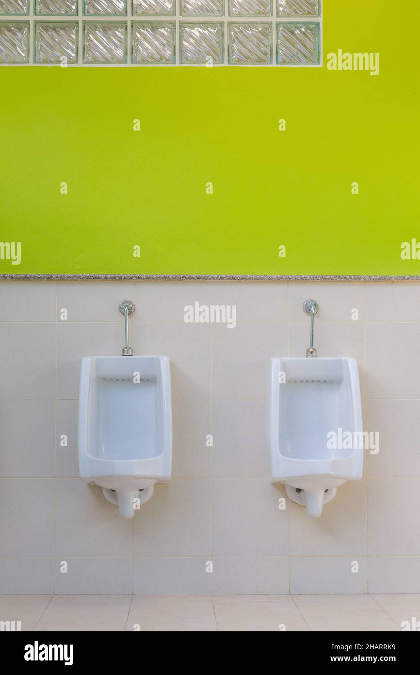 white urinals in men's bathroom, design of white ceramic urinals for ...