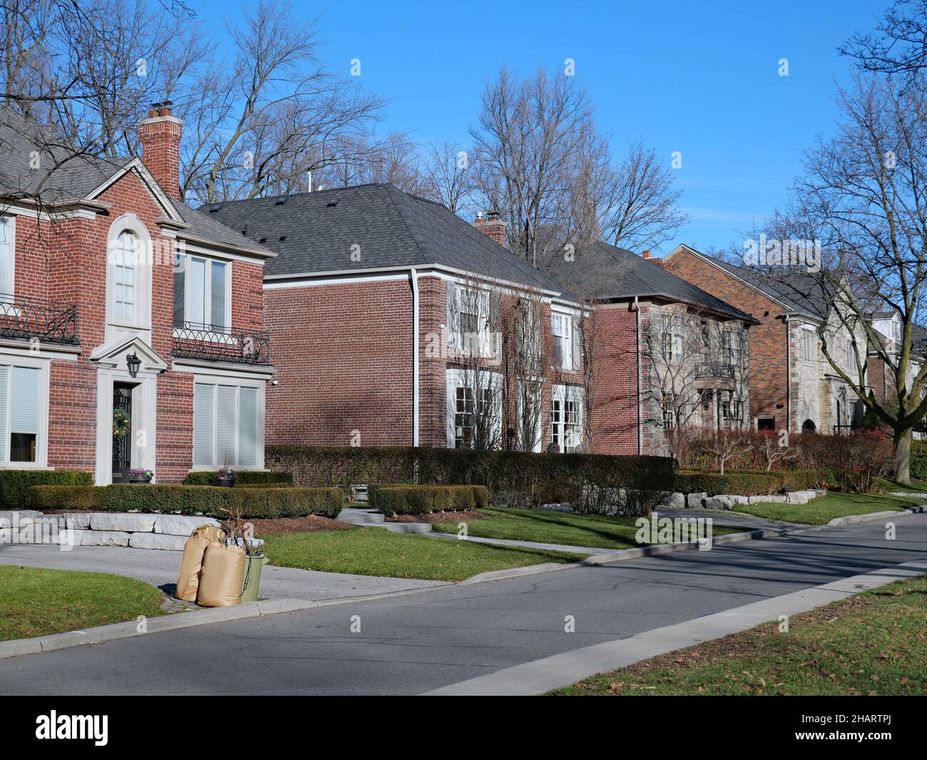 Row of two story brick suburban houses Stock Photo - Alamy