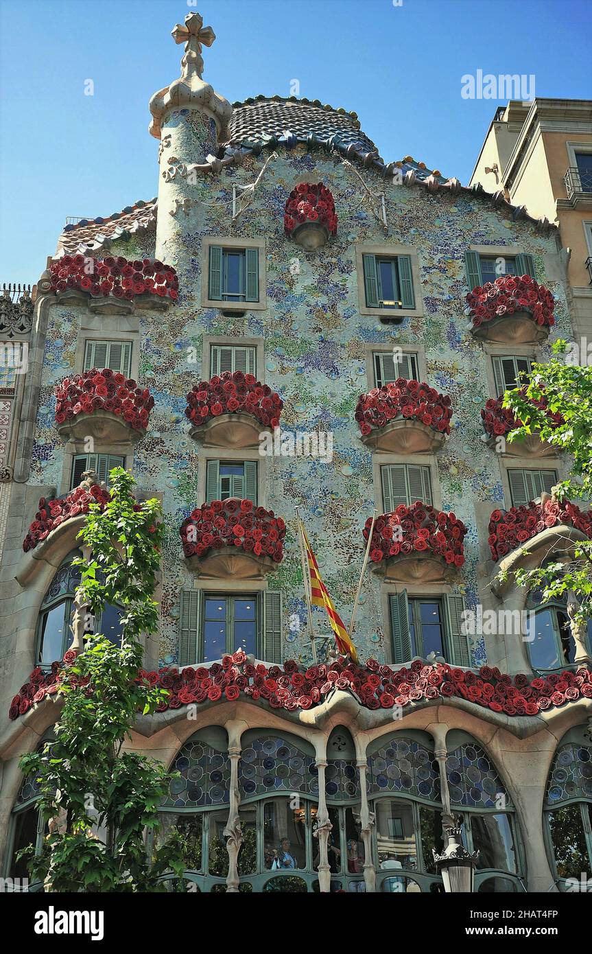 Batlló house in Barcelona adorns the day of the book and the rose ...