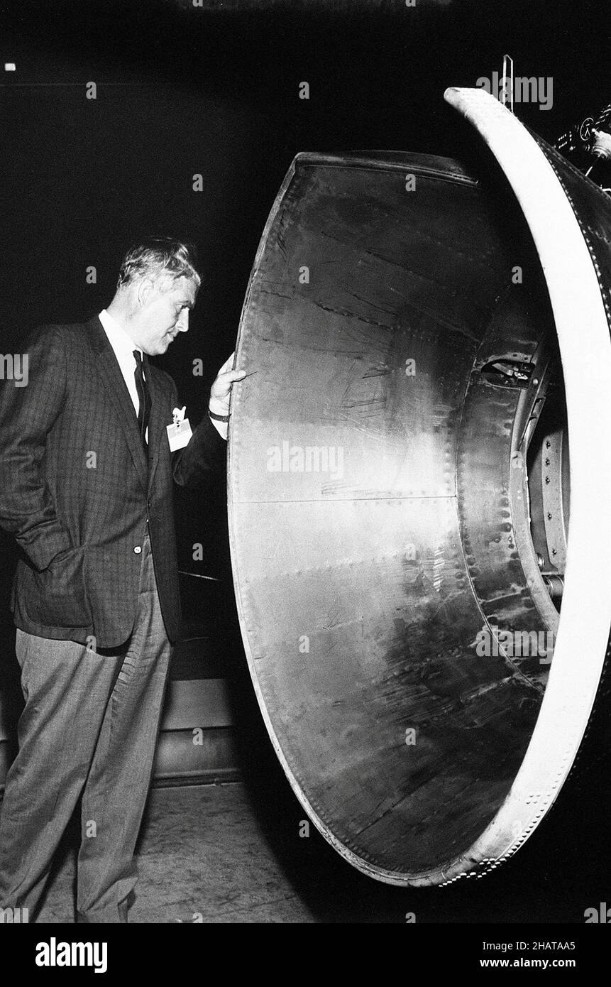 VON BRAUN-DR., DIR. MSFC, INSPECTS A GEMINI-AGENA DOCKING SIMULATOR ...