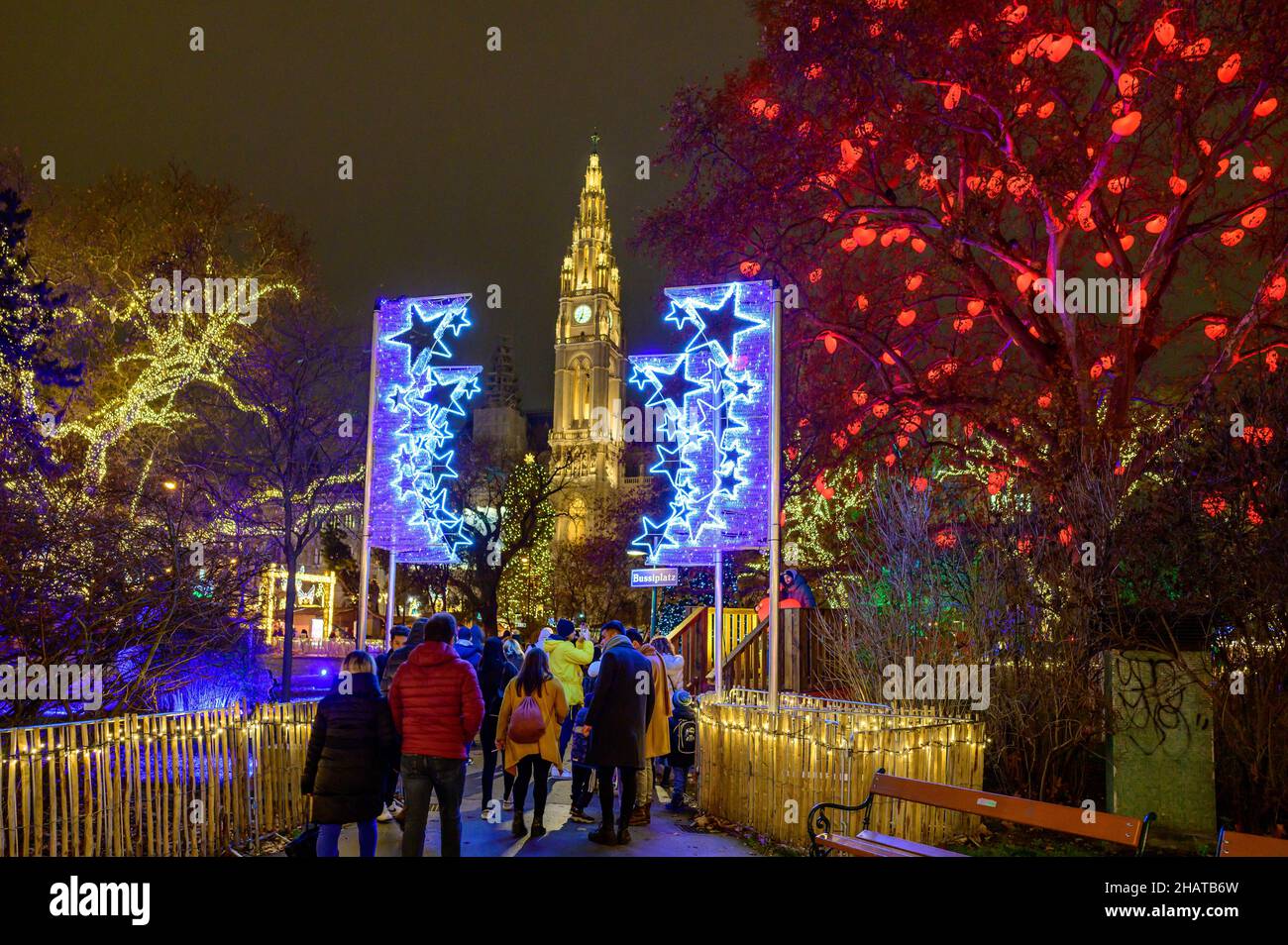 vienna, austria, 14 dez 2021, advent market ath the famous rathausplatz ...