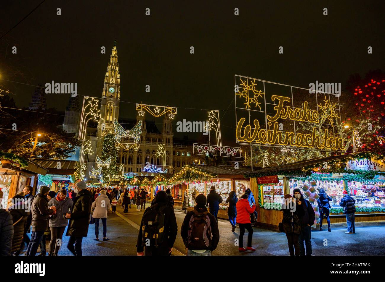 vienna, austria, 14 dez 2021, advent market ath the famous rathausplatz ...