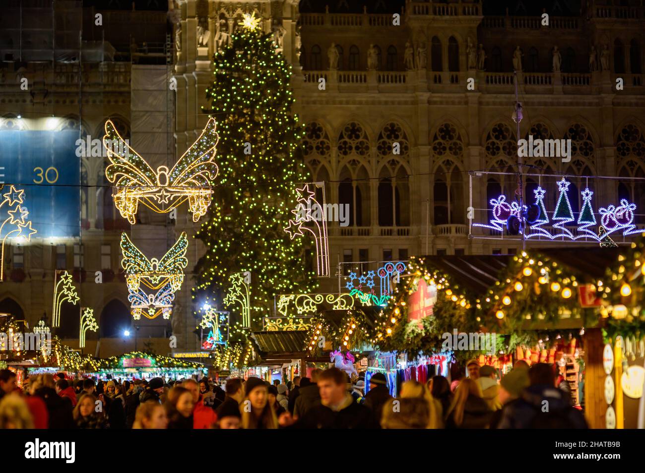 vienna, austria, 14 dez 2021, advent market ath the famous rathausplatz ...
