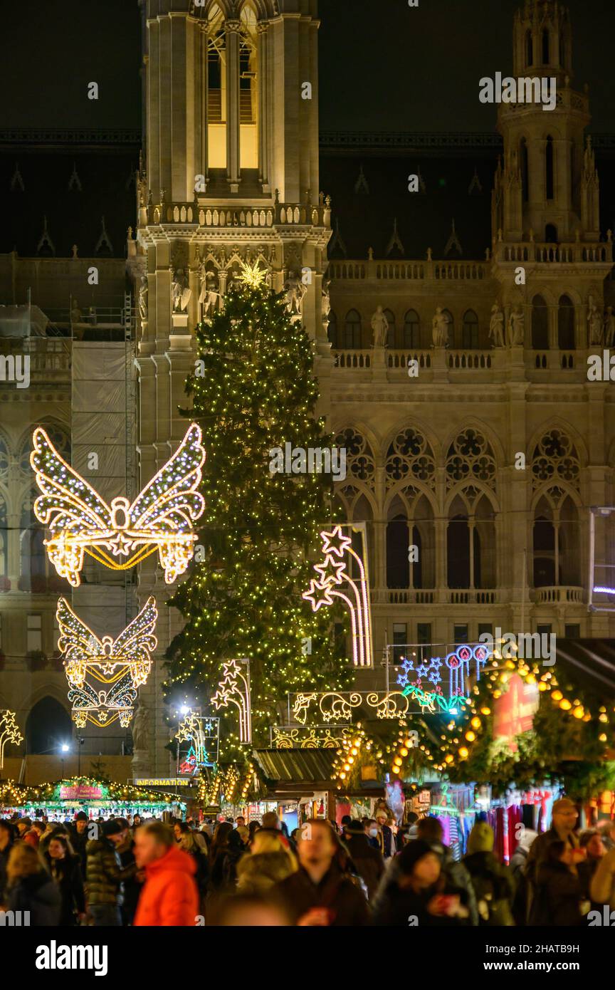 vienna, austria, 14 dez 2021, advent market ath the famous rathausplatz ...