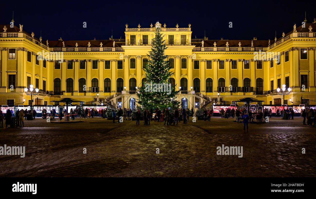 vienna, austria, 14 dez 2021, advent market in front of castle ...