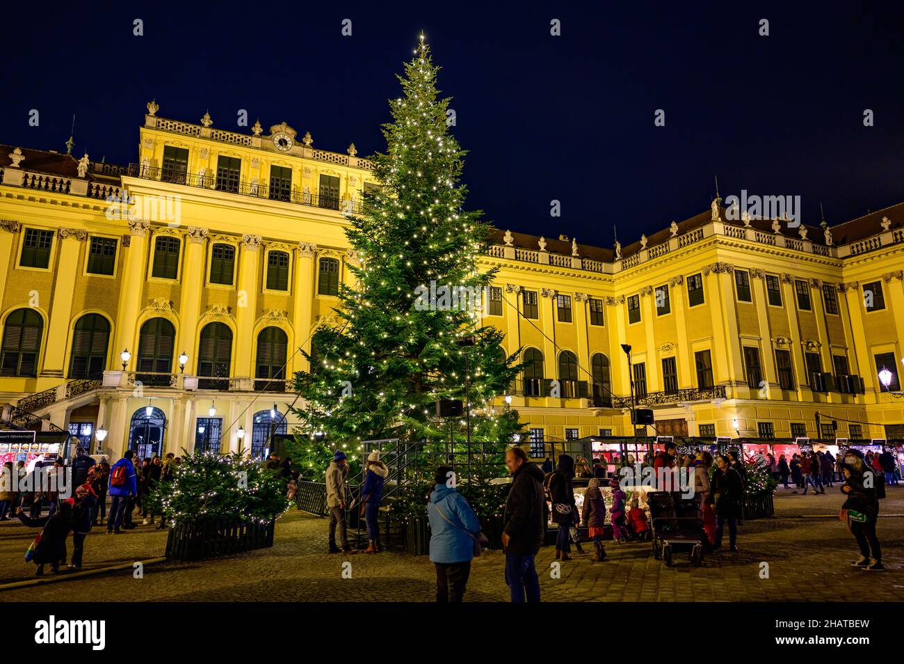 vienna, austria, 14 dez 2021, advent market in front of castle ...