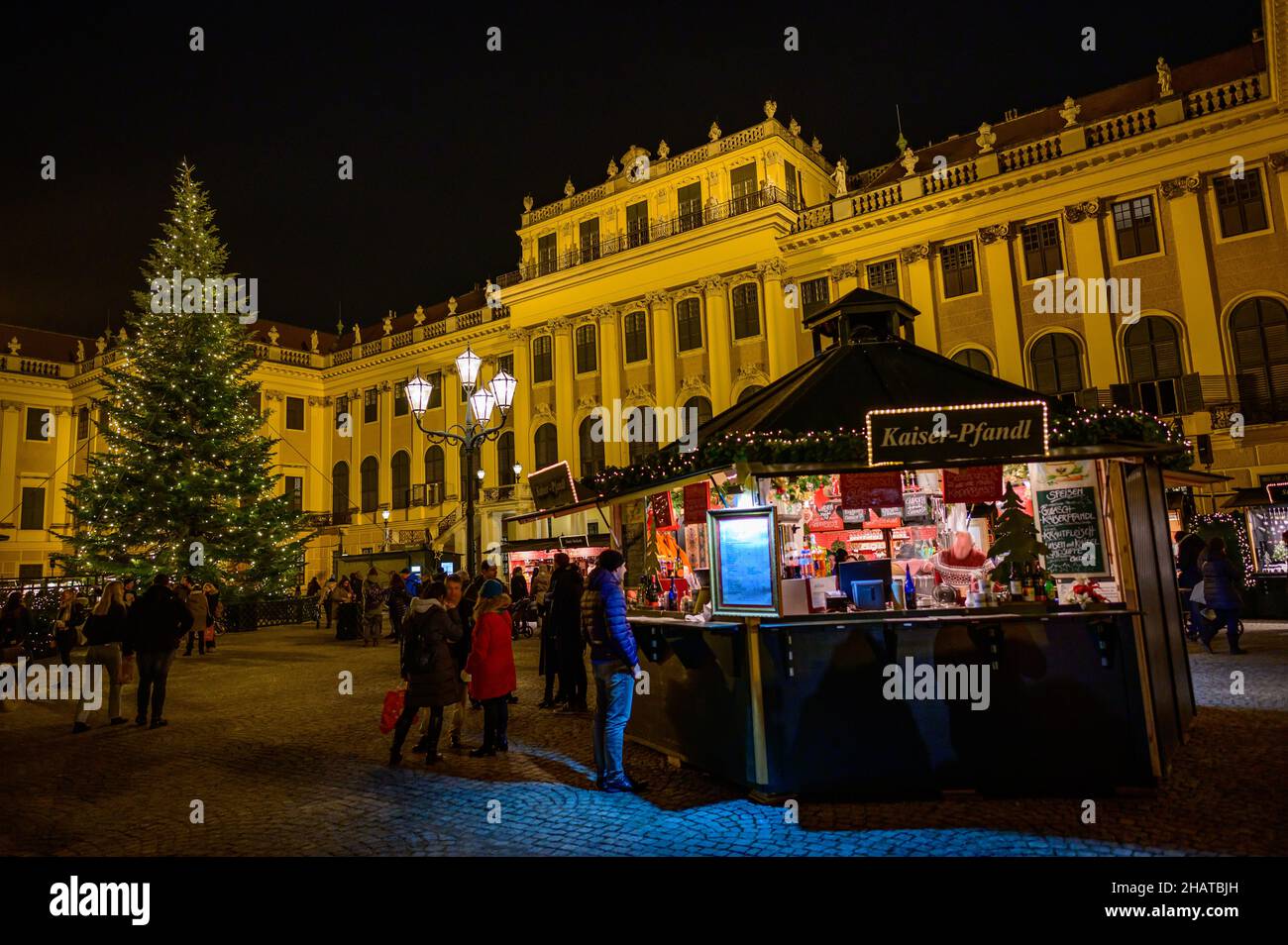 vienna, austria, 14 dez 2021, advent market in front of castle ...
