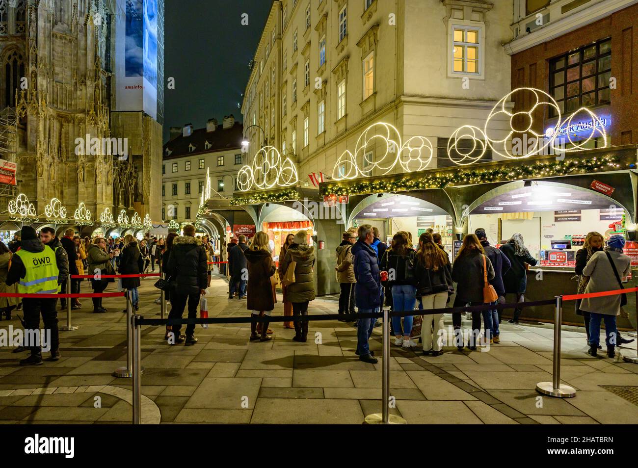 vienna, austria, 14 dez 2021, advent market at the place stephanspaltz ...