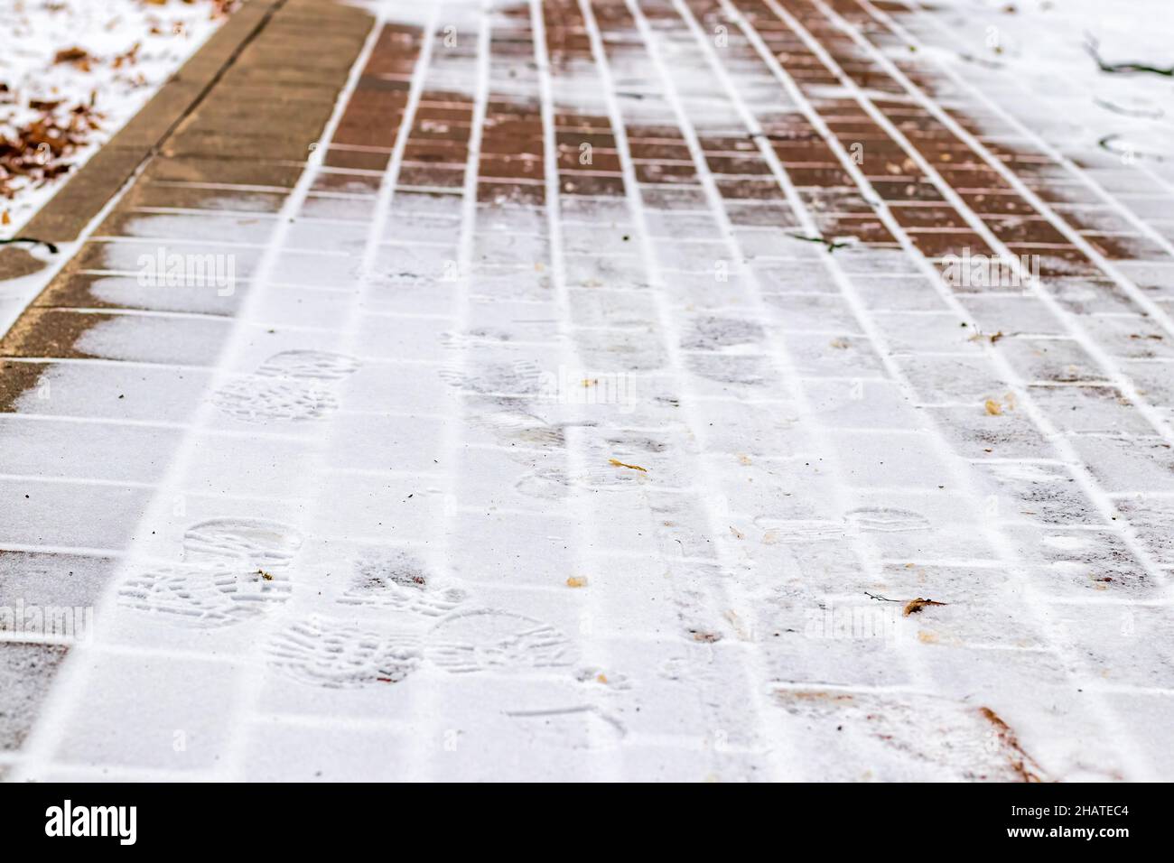 Paving paths in the park, covered with the first snow in winter. Winter ...