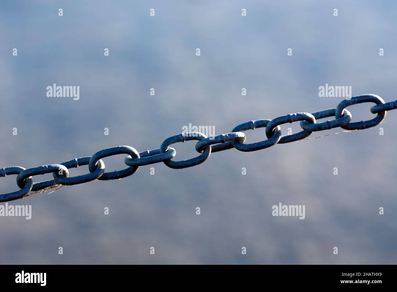 A length of metal chain Stock Photo - Alamy