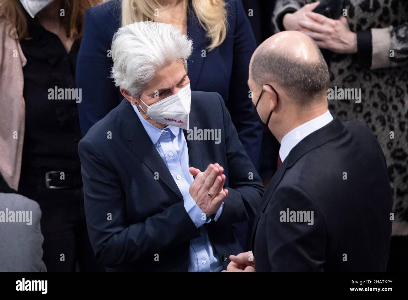 Olaf SCHOLZ (SPD), Federal Chancellor, right, receives congratulations ...