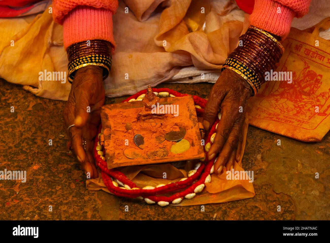 women Holding the gods offering Stock Photo - Alamy
