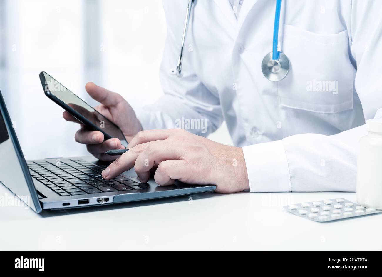 Hospital laptop hi-res stock photography and images - Alamy