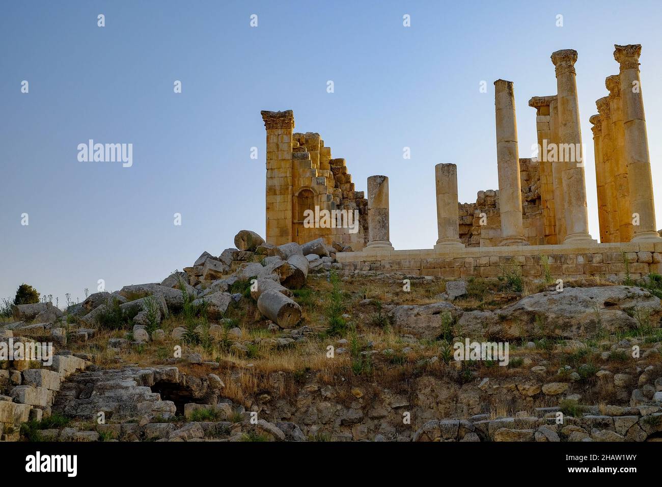 View of the temple of Zeus Jerash, Jordan Stock Photo - Alamy
