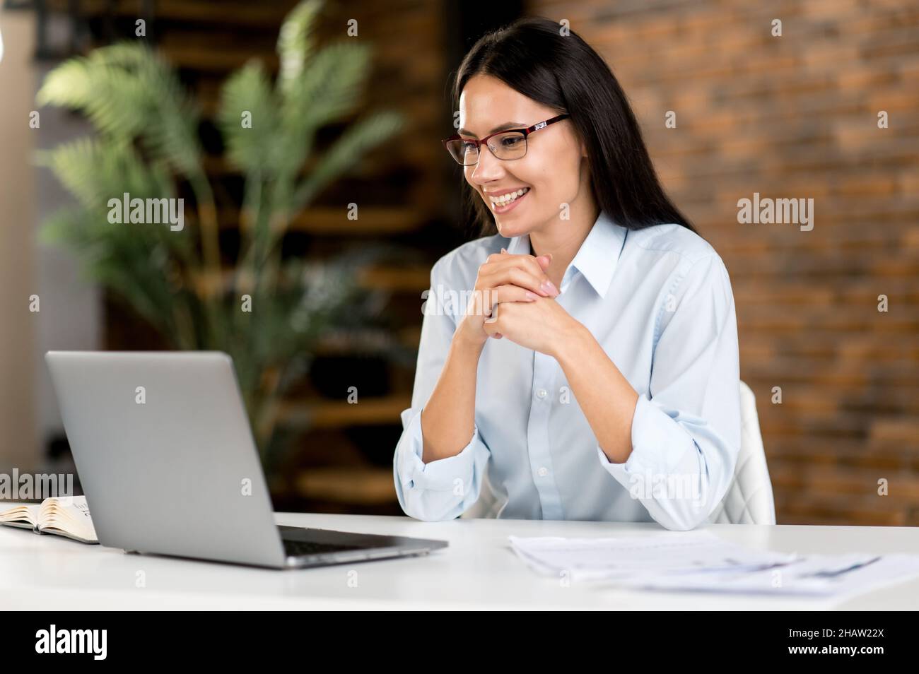 Friendly, pretty, successful caucasian brunette business woman, broker ...