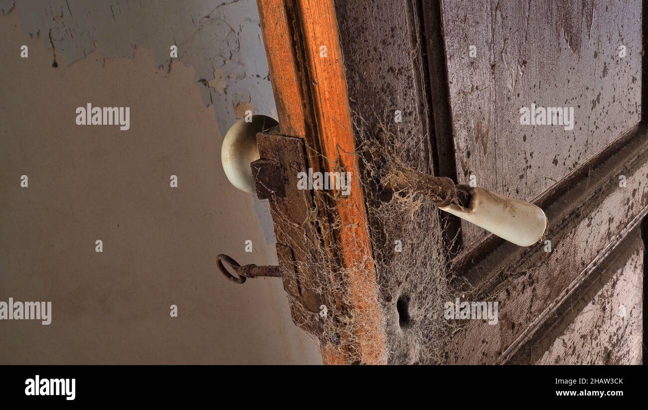 Turning handle hi-res stock photography and images - Alamy