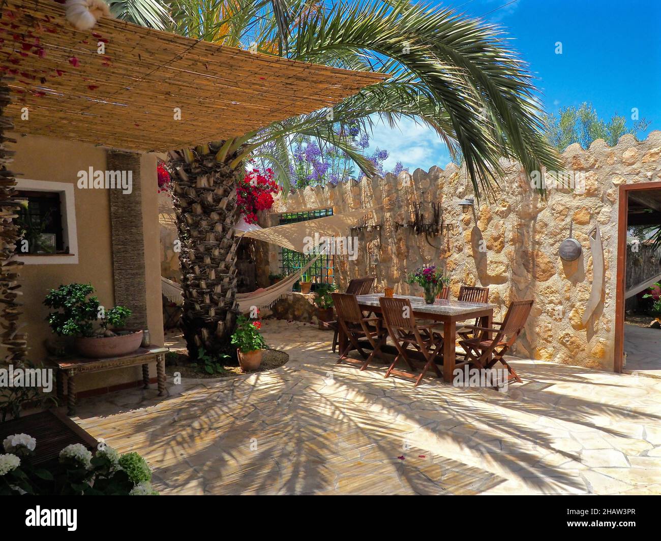Spanish courtyard hi-res stock photography and images - Alamy