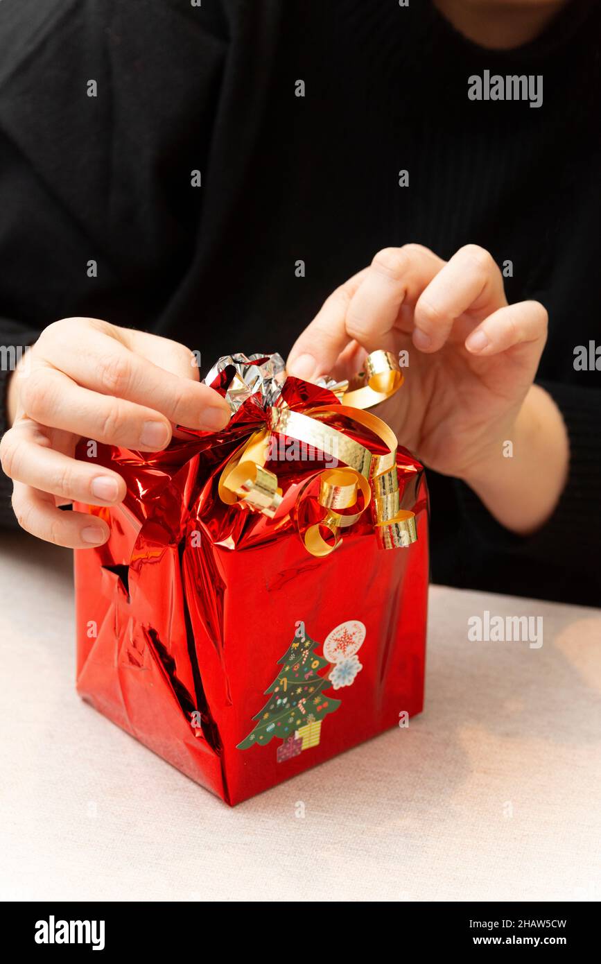 Present string wrapping hi-res stock photography and images - Alamy