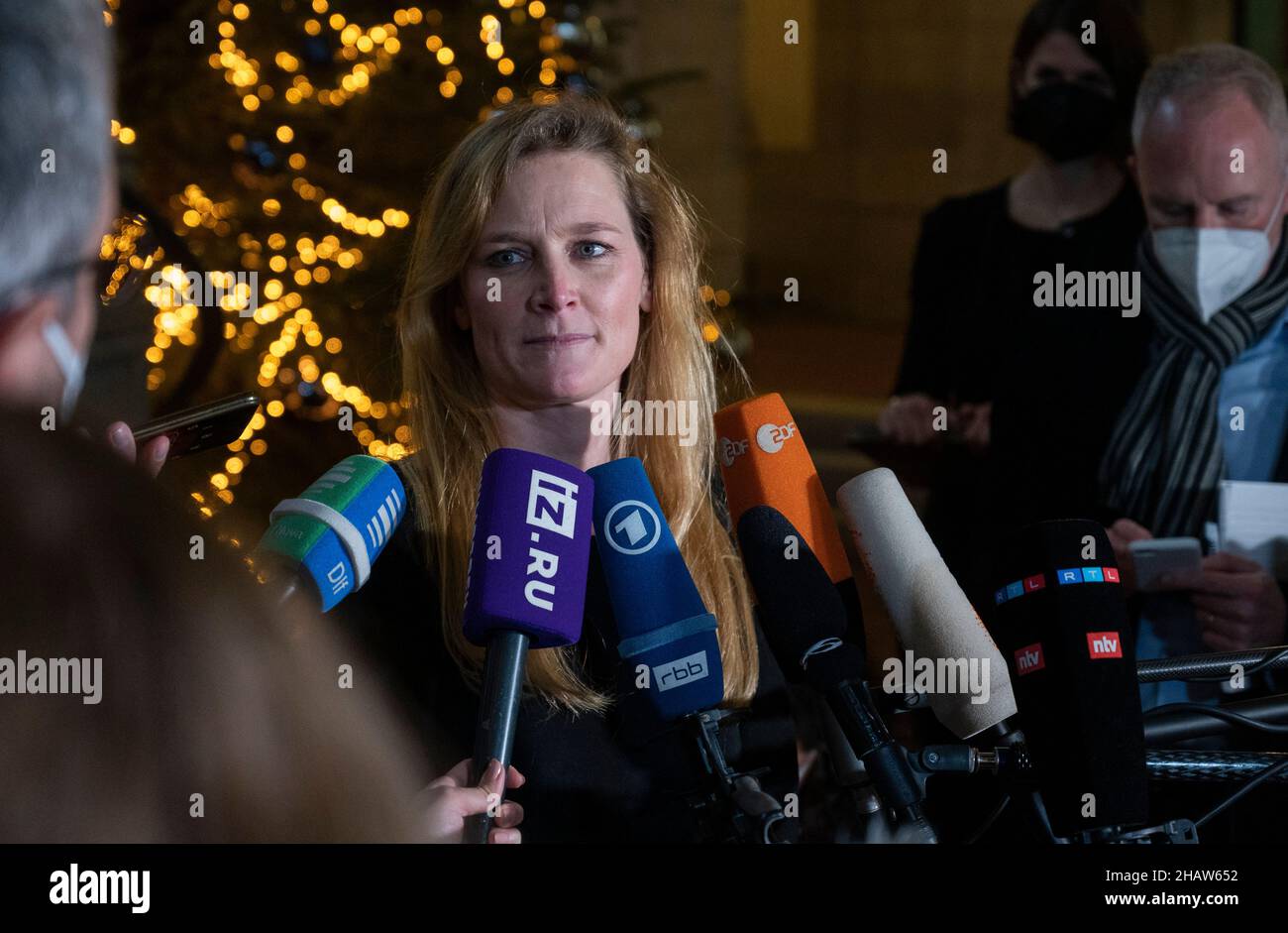 Berlin, Germany. 15th Dec, 2021. Lisa Jani (M), court spokeswoman ...