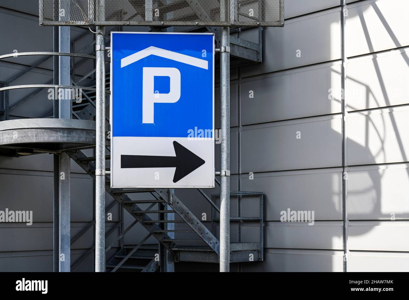 Parking sign, multi-storey car park Stock Photo - Alamy