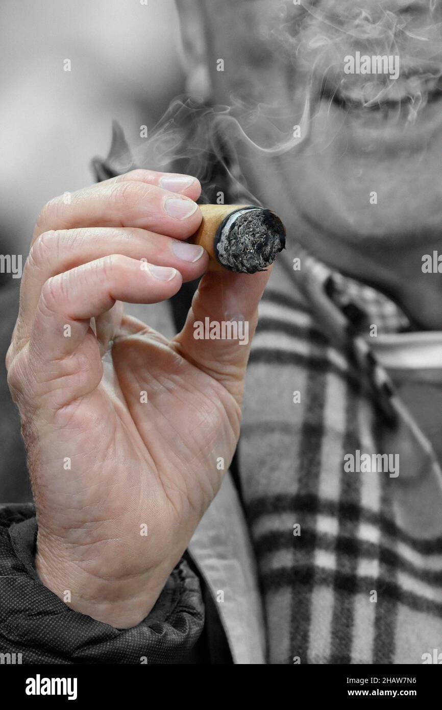 Smoking cigar, smoking cigar Stock Photo - Alamy