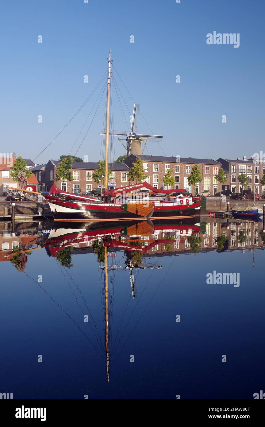 Old port basin hi-res stock photography and images - Alamy