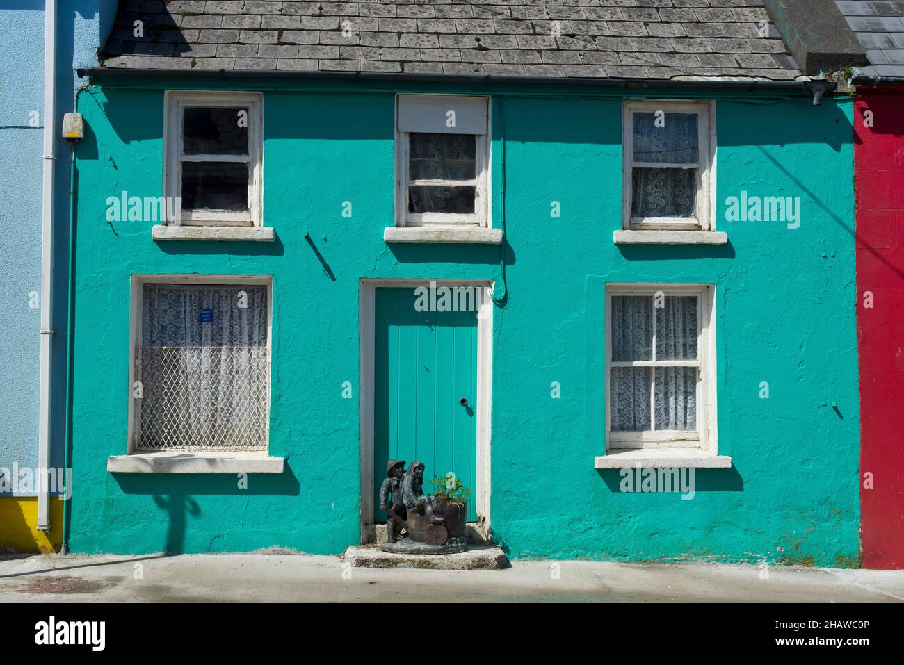Colourfully painted Irish houses on the Ring of Beara, Ireland Stock ...
